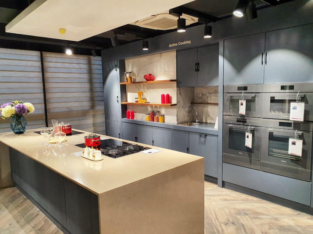 Rita Võ Pro triển khai quảng cáo biển hộp đèn tại Hà Nội